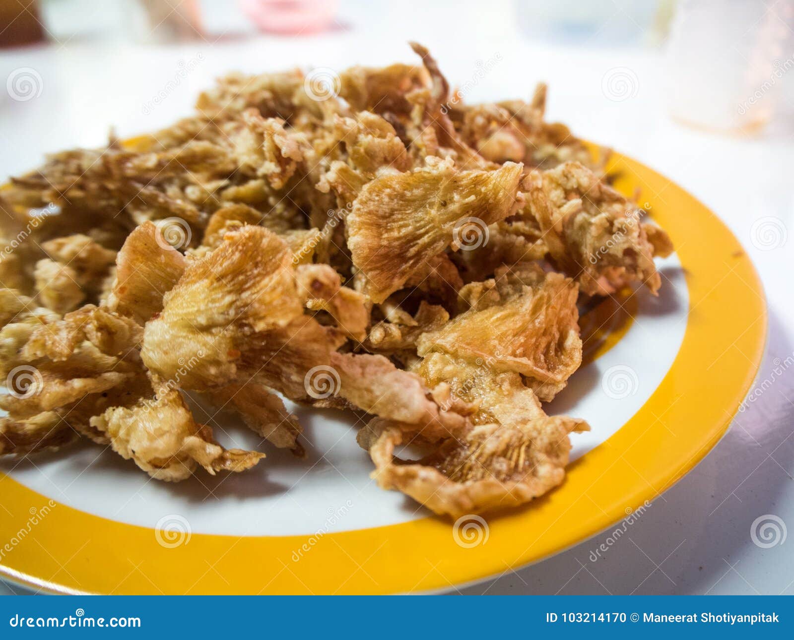 Seta frita en plato foto de archivo. Imagen de alimento - 103214170