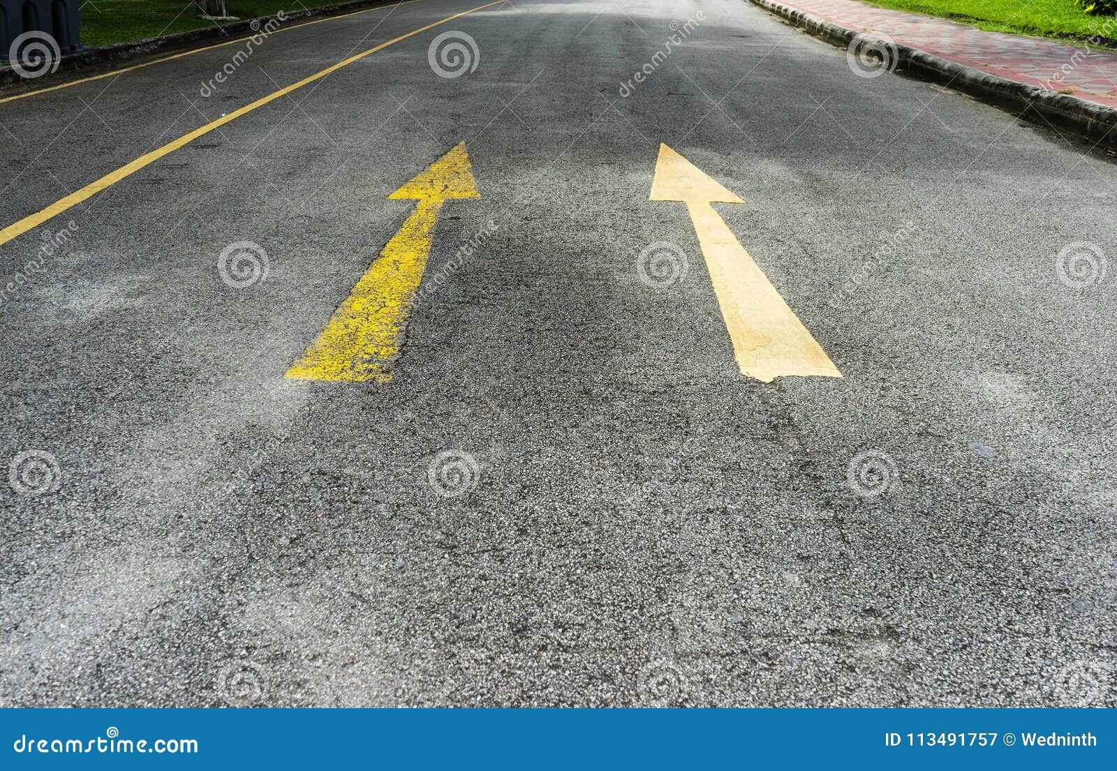 Seta Na Estrada E Na Cor Amarela Imagem de Stock - Imagem de sujo ...