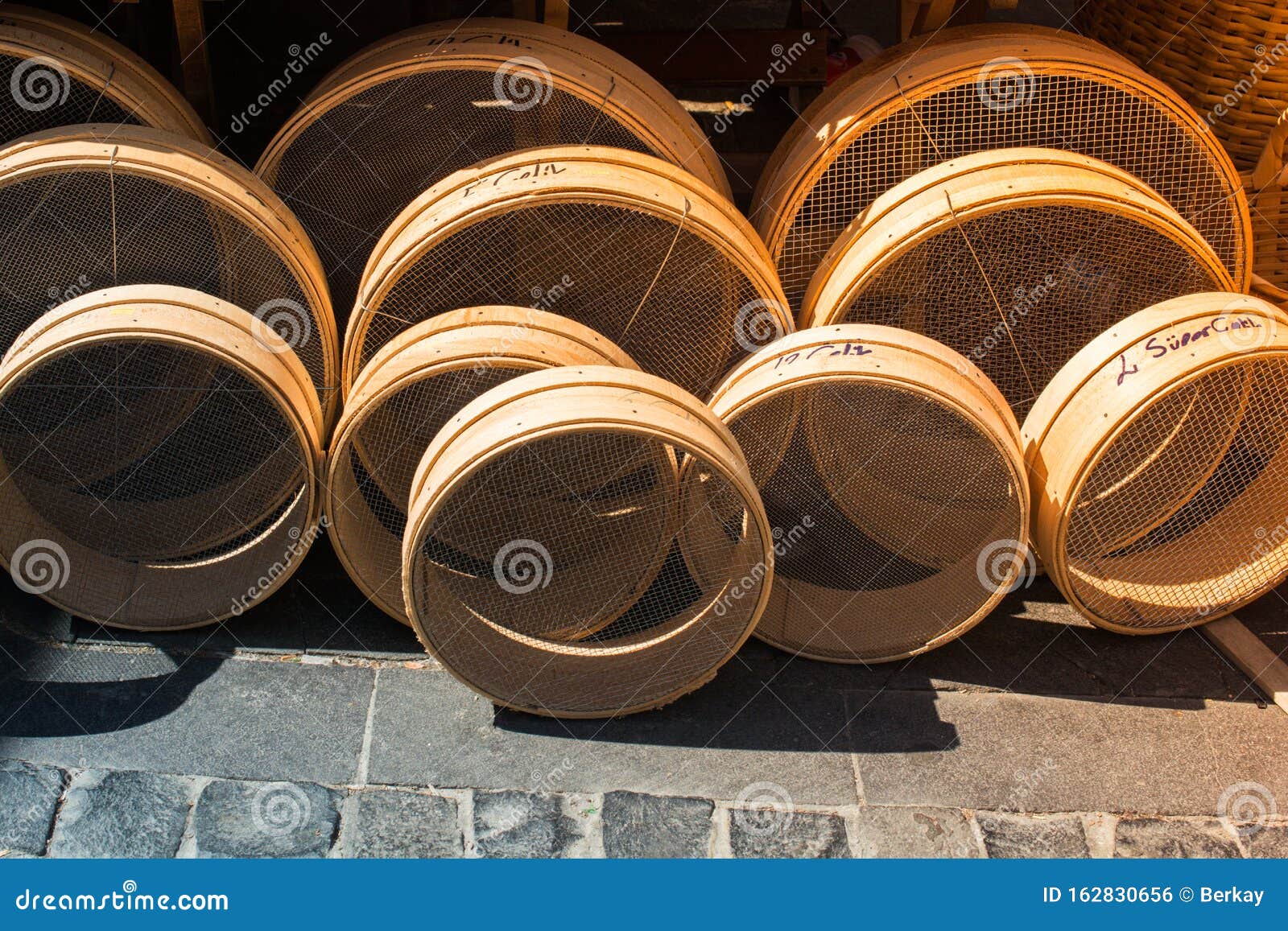 Setacci Di Legno Tradizionali Fotografia Stock - Immagine di pasta ...