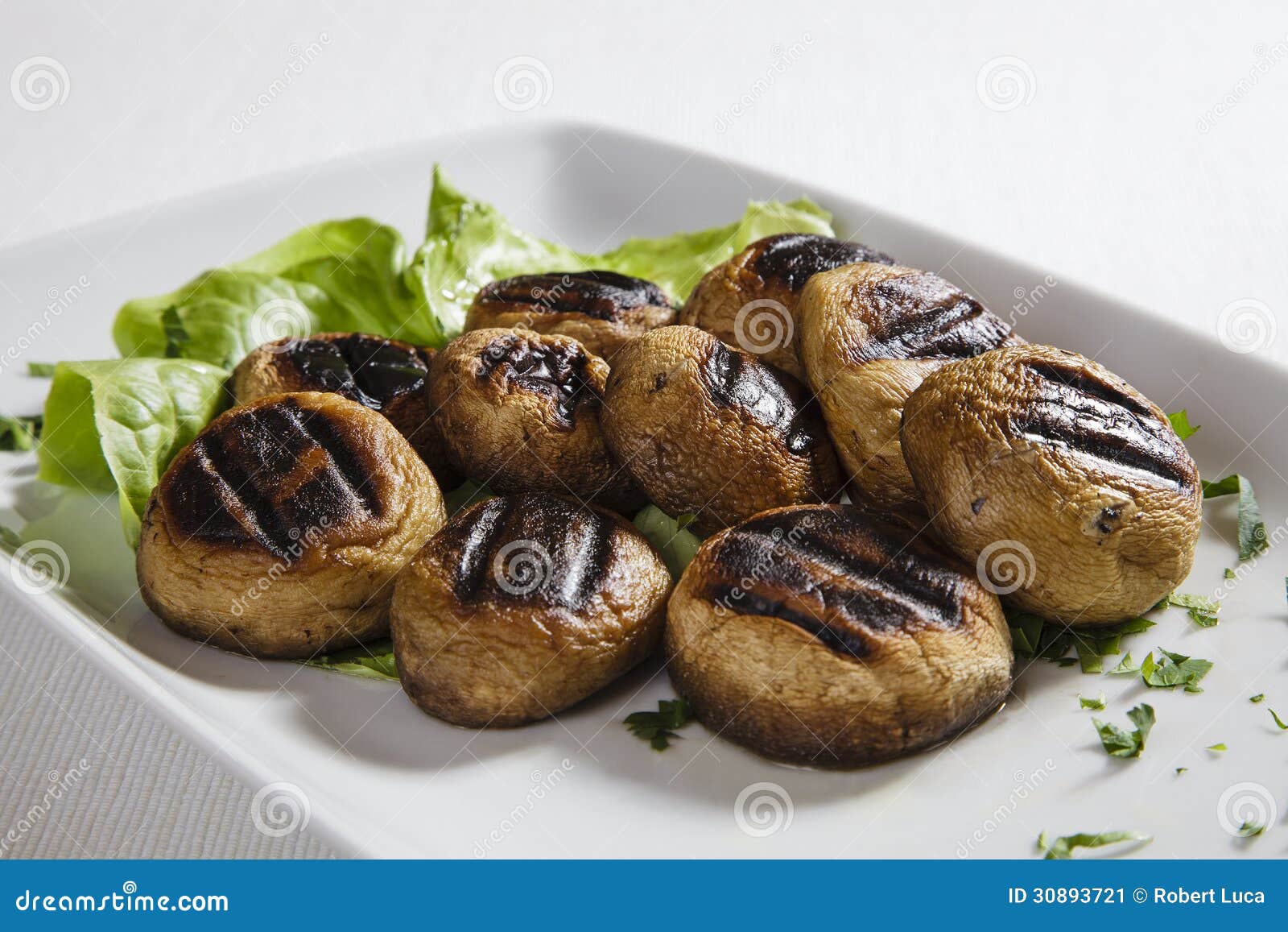 Setas asadas a la parrilla imagen de archivo. Imagen de hierba - 30893721