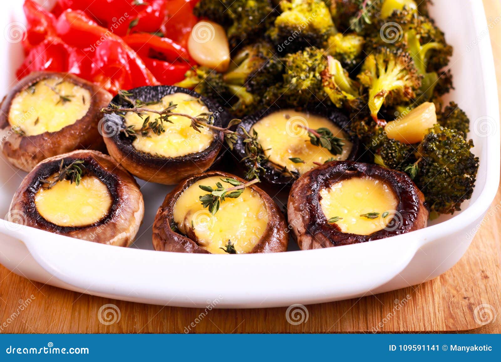 Setas Cocidas Con El Queso, Bróculi Imagen de archivo - Imagen de ...