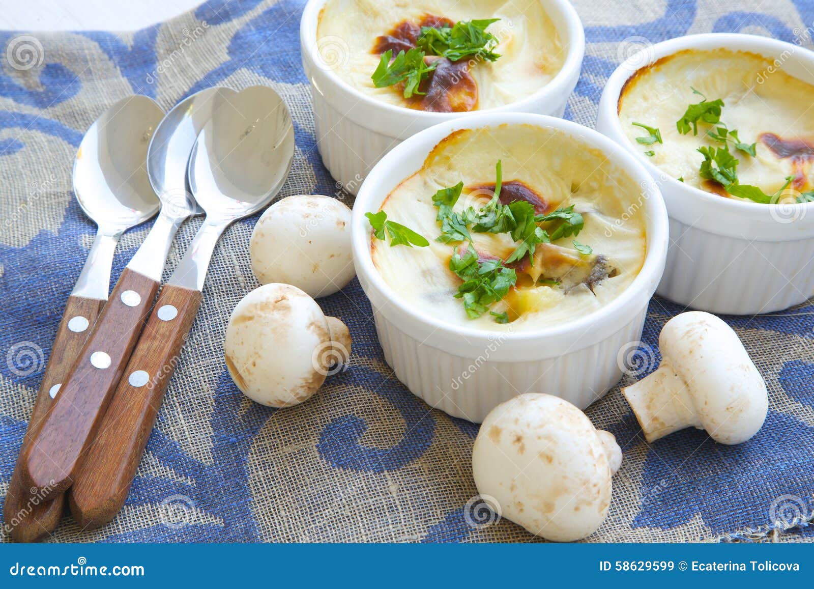 Setas Cocidas En Salsa Del Bechamel Imagen de archivo - Imagen de ...