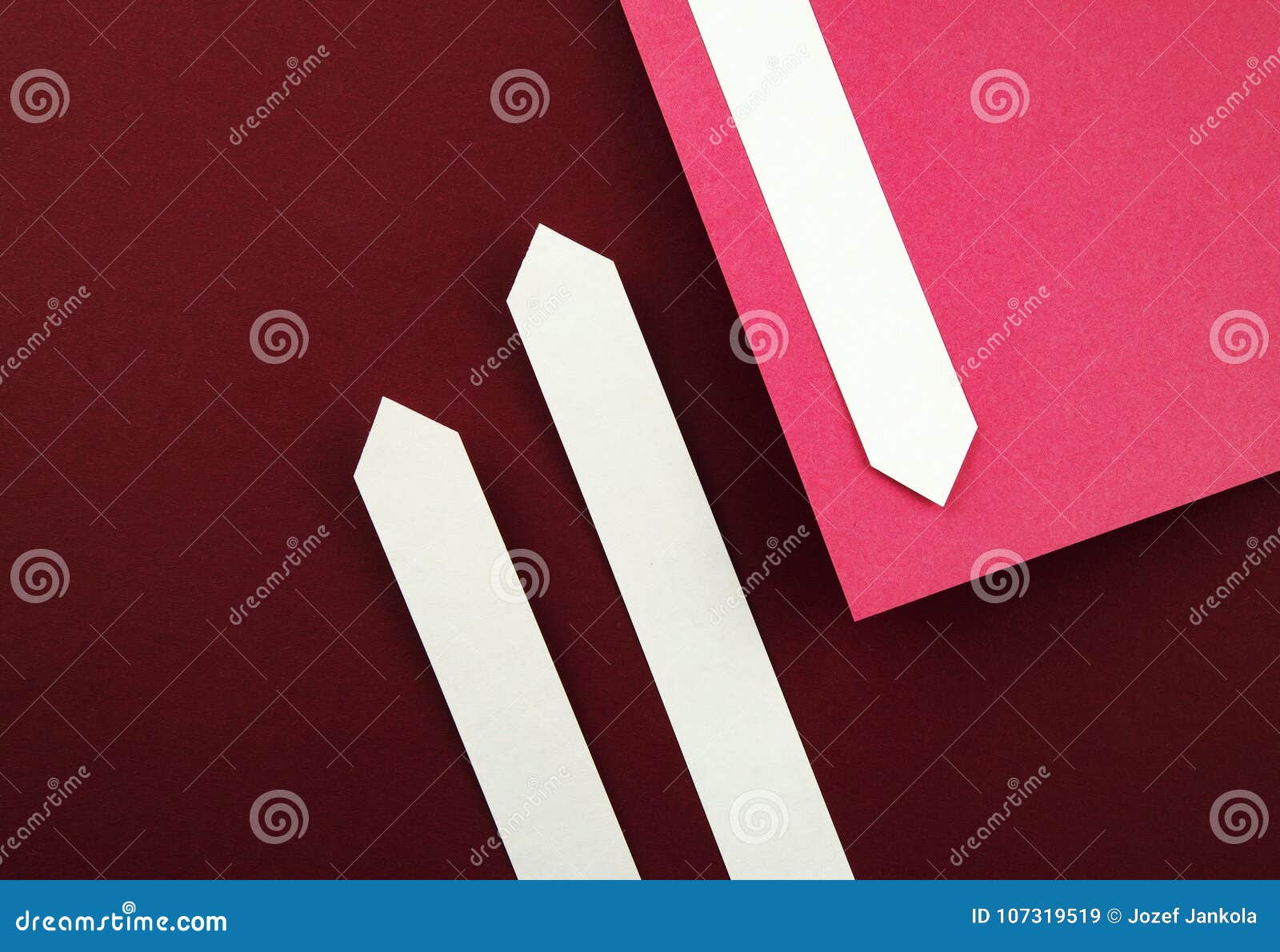 Setas De Papel No Papel Da Cor Do Bordo Imagem de Stock - Imagem de ...