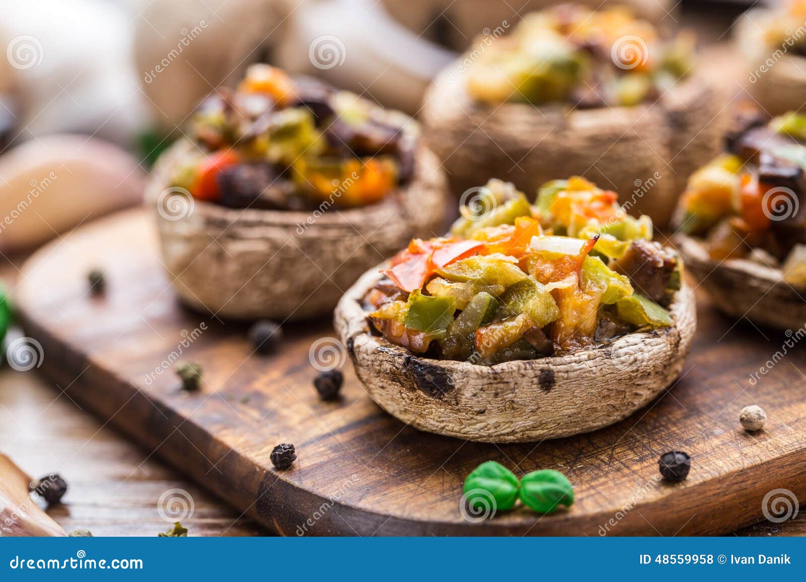Setas De Portobello Rellenas Con Las Verduras Foto de archivo - Imagen ...