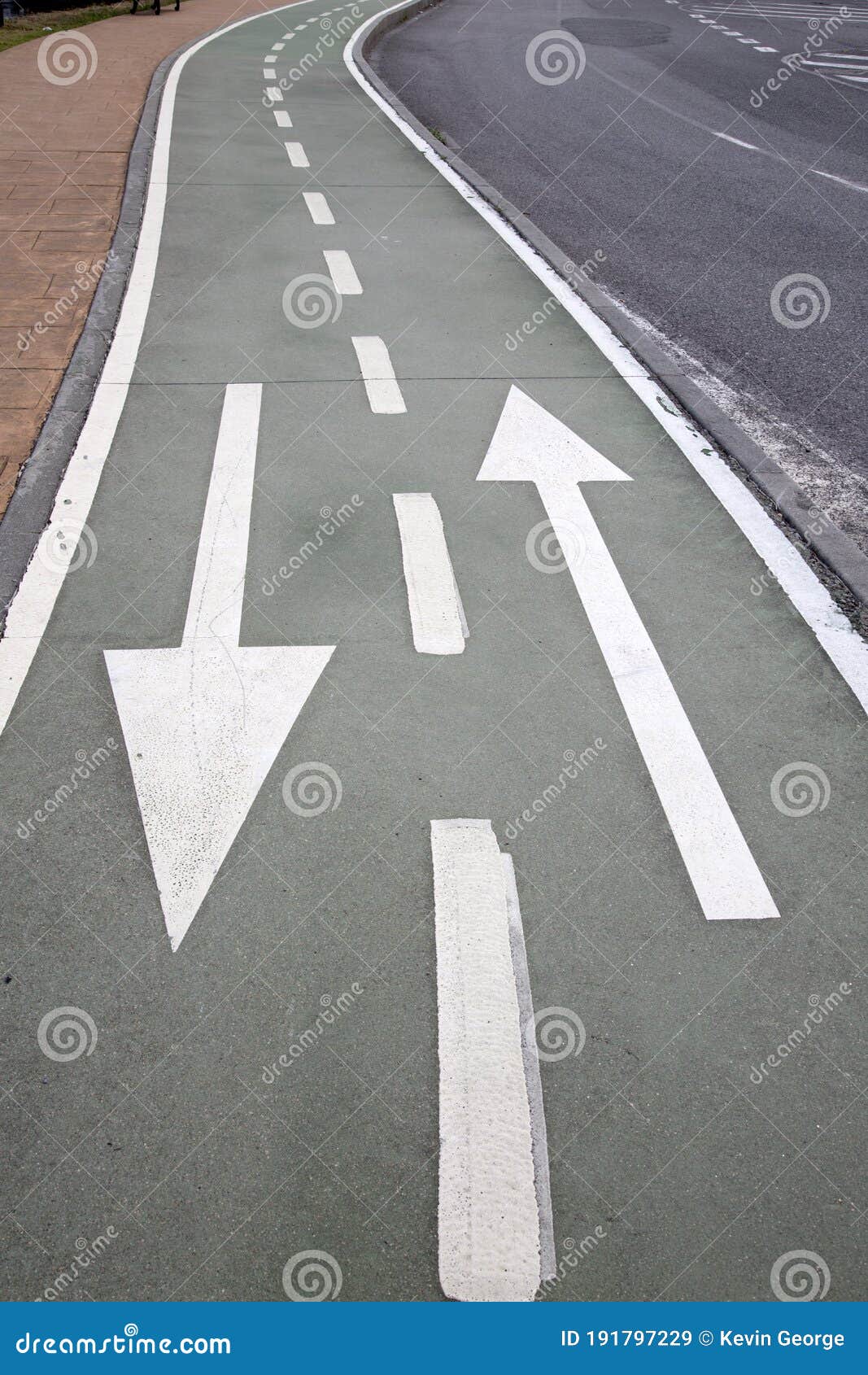 Setas no caminho do ciclo imagem de stock. Imagem de transporte - 191797229