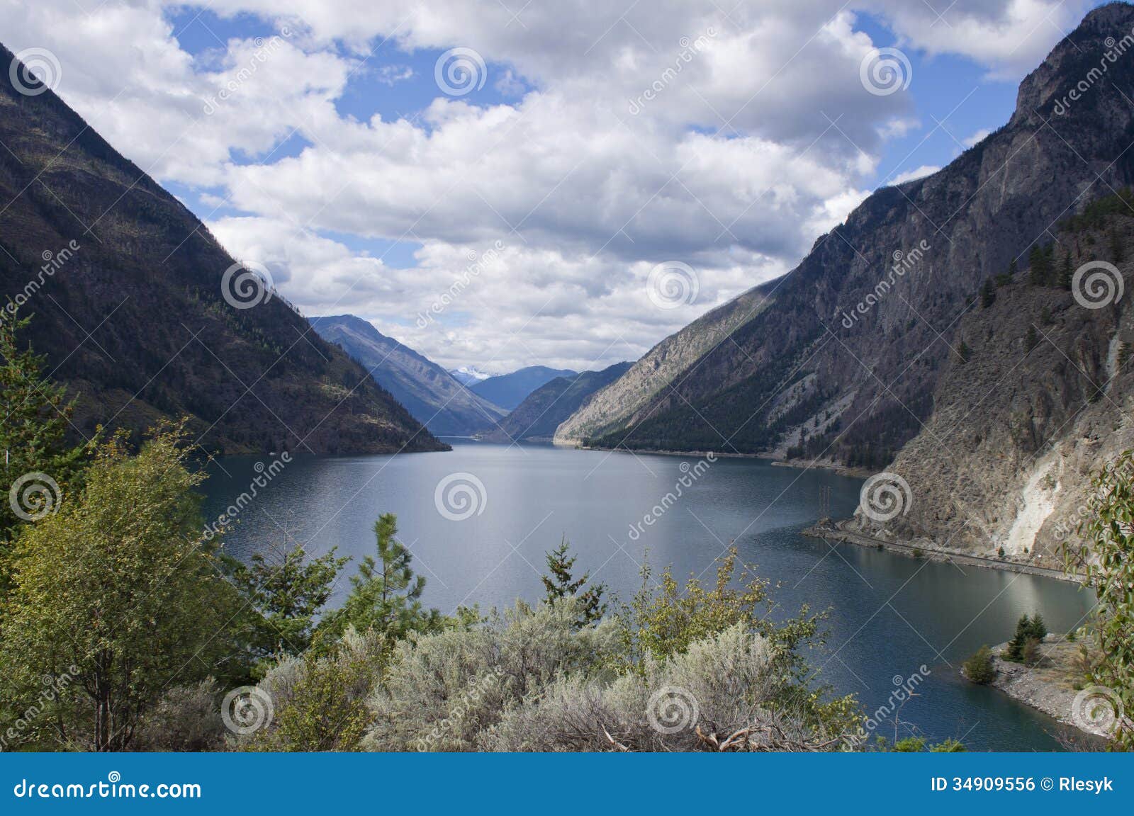 Seton Lake En a.C. Interior. Foto de archivo - Imagen de cubo, pista ...