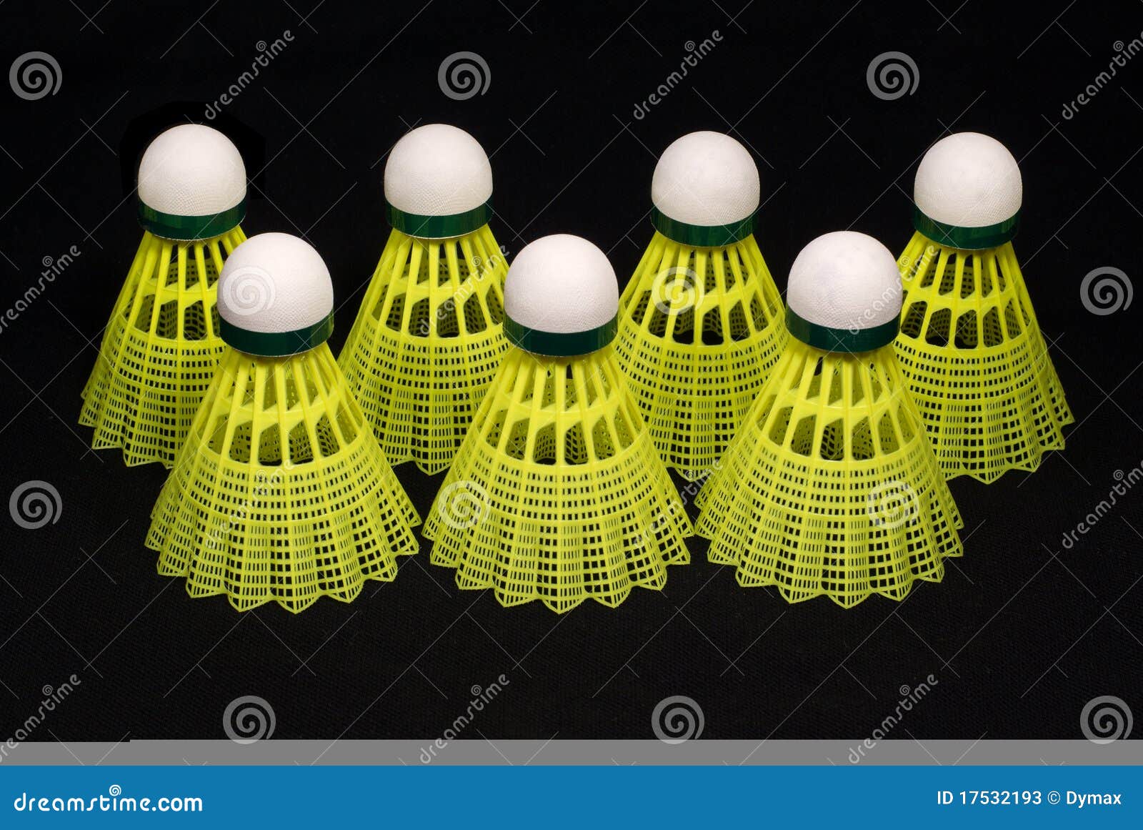 Sette Shuttlecocks Gialli Di Volano Isolati Sul Bl Immagine Stock ...