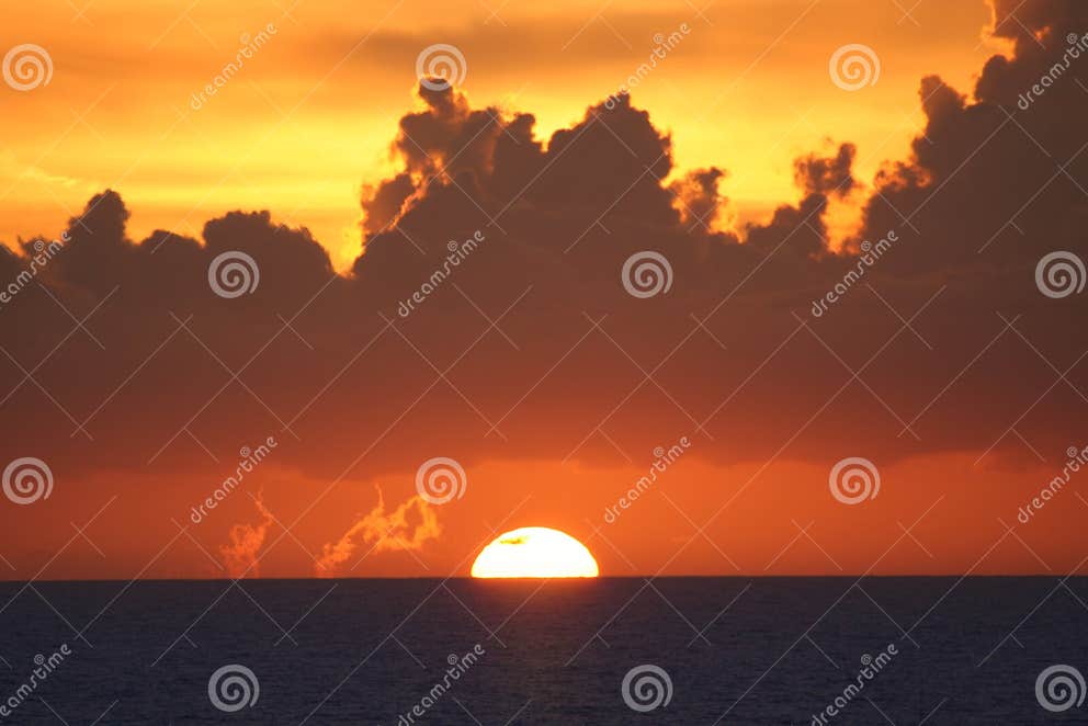 Setting Sun stock image. Image of closeup, water, ocean - 2933233