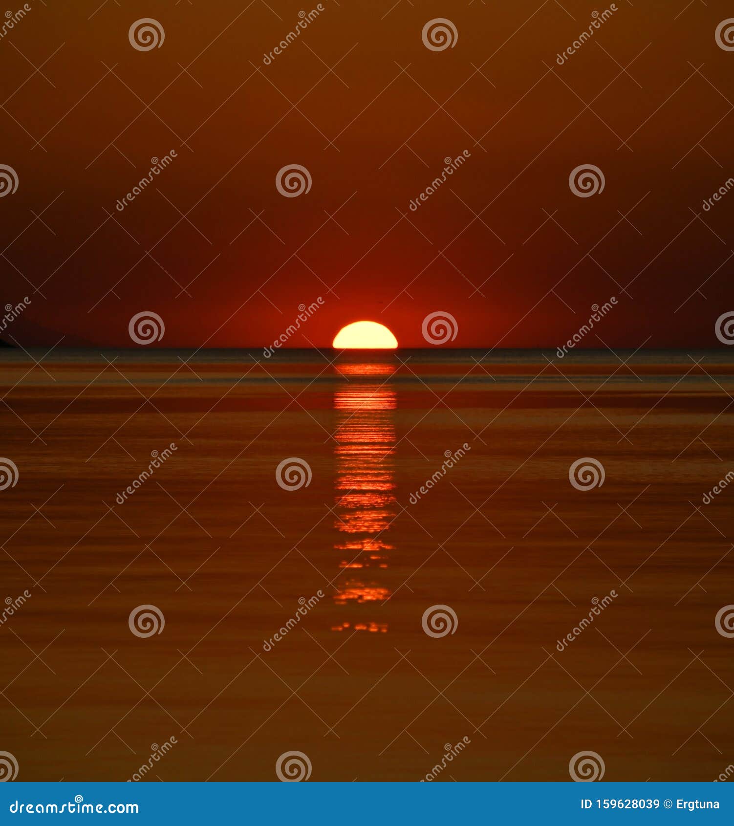 Setting Sun on Calm Mirrored Surface of the Sea Stock Image - Image of ...