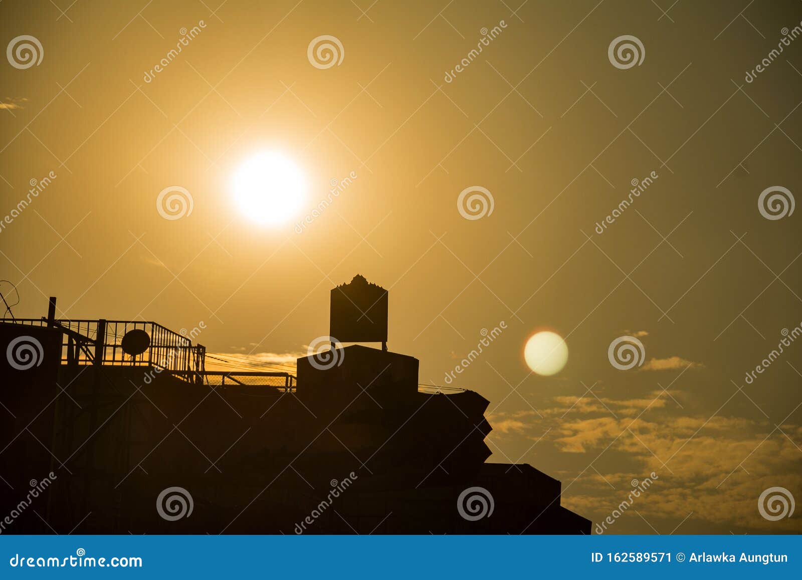 The Setting Sun in the Evening Stock Image - Image of famous, exterior ...