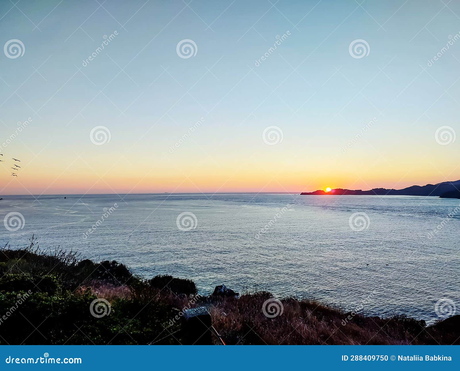 The Setting Sun Over the Bay in the Pacific Ocean in San Francisco ...