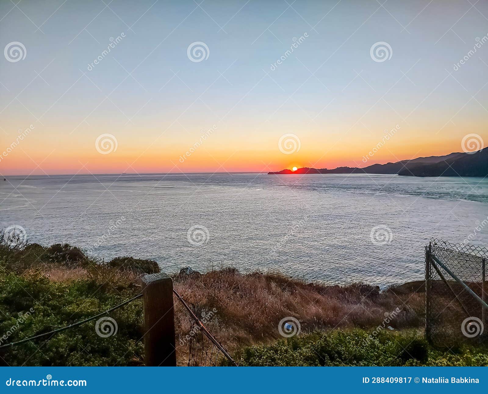 The Setting Sun Over the Bay in the Pacific Ocean in San Francisco ...