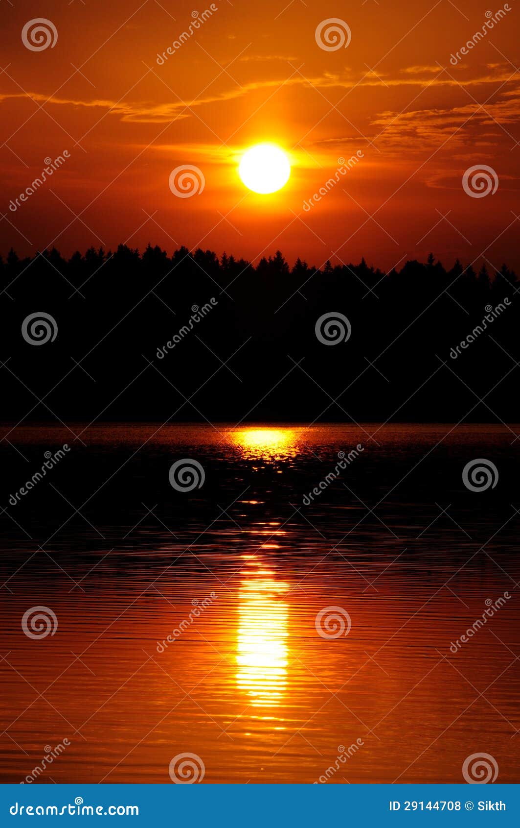 Setting Sun with Ray Path of Light on Water Stock Photo - Image of ...