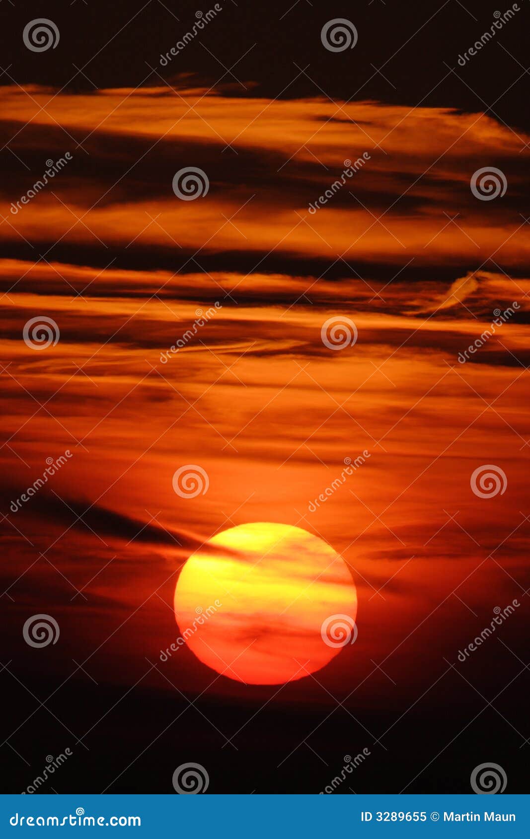 Setting Sun - Vertical stock image. Image of atmosphere - 3289655