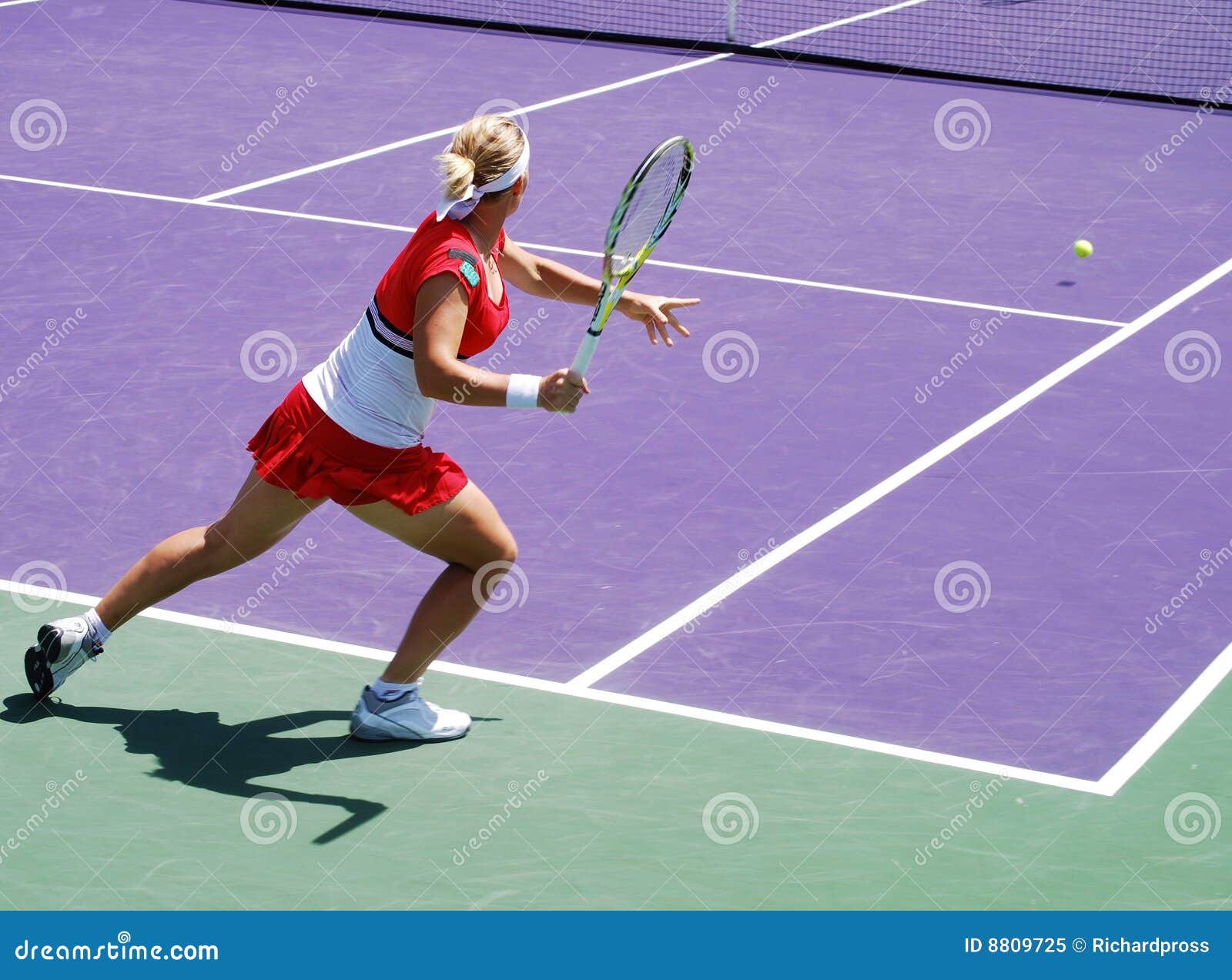 Setting Up for Return of Serve Editorial Image - Image of concentration ...