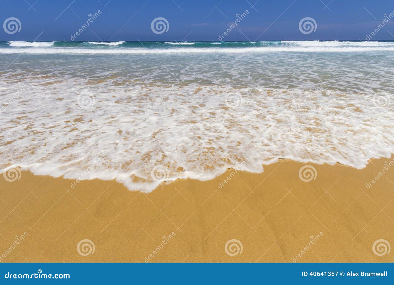 Setzen Sie Welle Auf Den Strand Stockbild - Bild von himmel, sand: 40641357