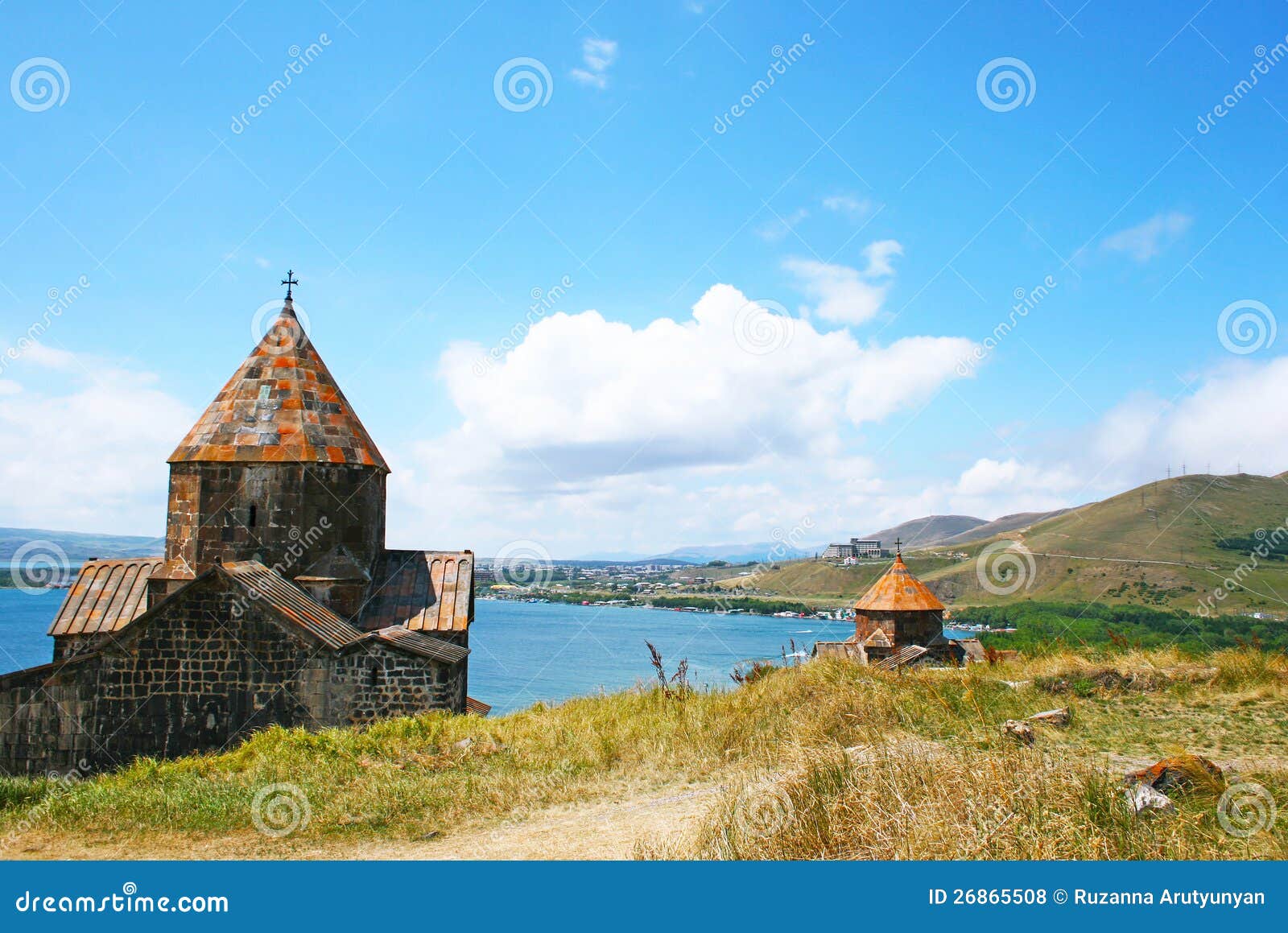 Sevanavank e lago Sevan foto de stock. Imagem de cultura - 26865508