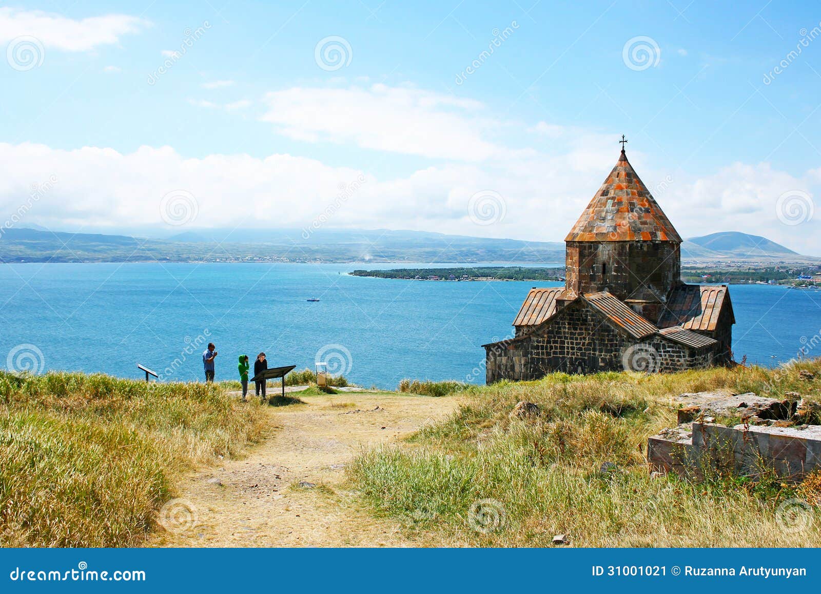 Sevanavank e lago Sevan immagine stock. Immagine di traversa - 31001021