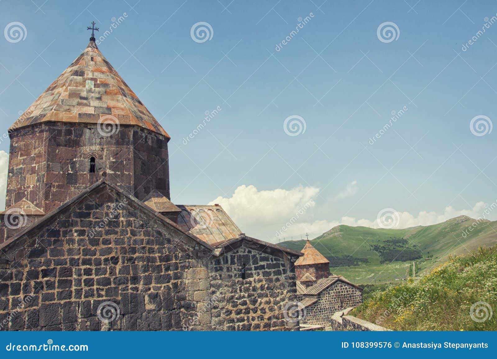 Sevanavank Es Un Monasterio En La Orilla Del Noroeste Del Lago Sevan ...
