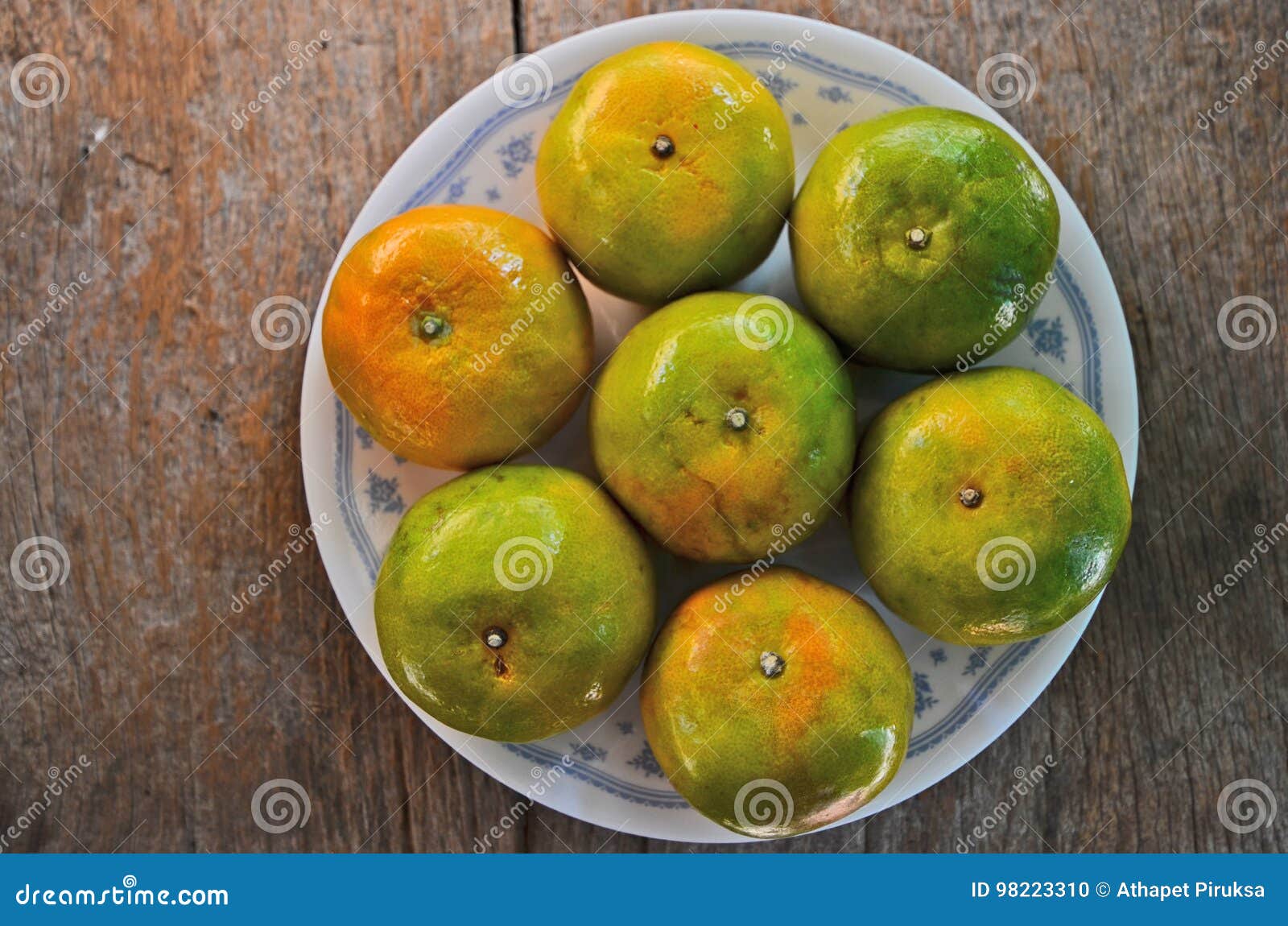 Seven oranges in the dish stock photo. Image of tree - 98223310