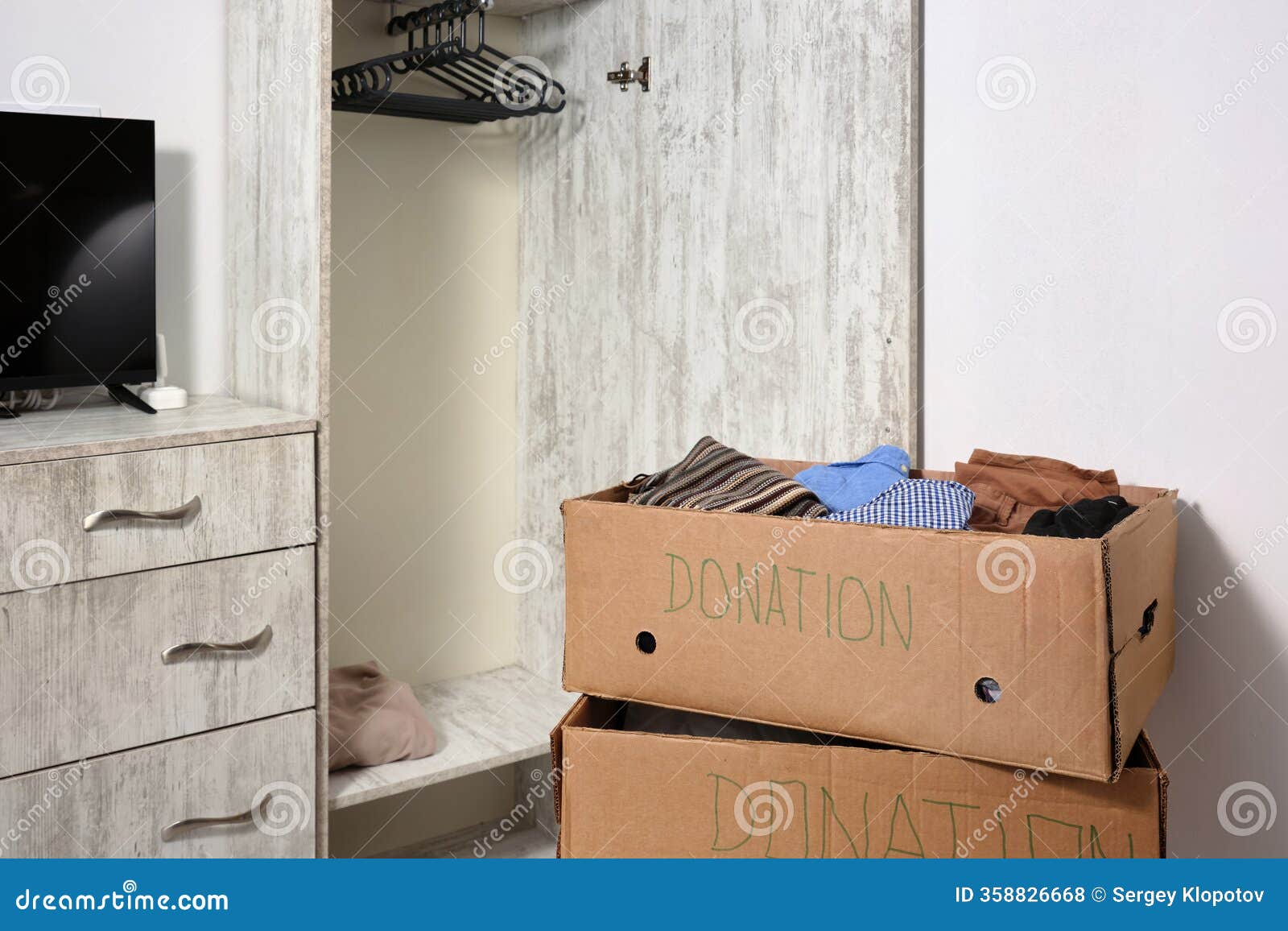 Empty Clothes Hangers On A Wardrobe Rack On A Colored Background ...