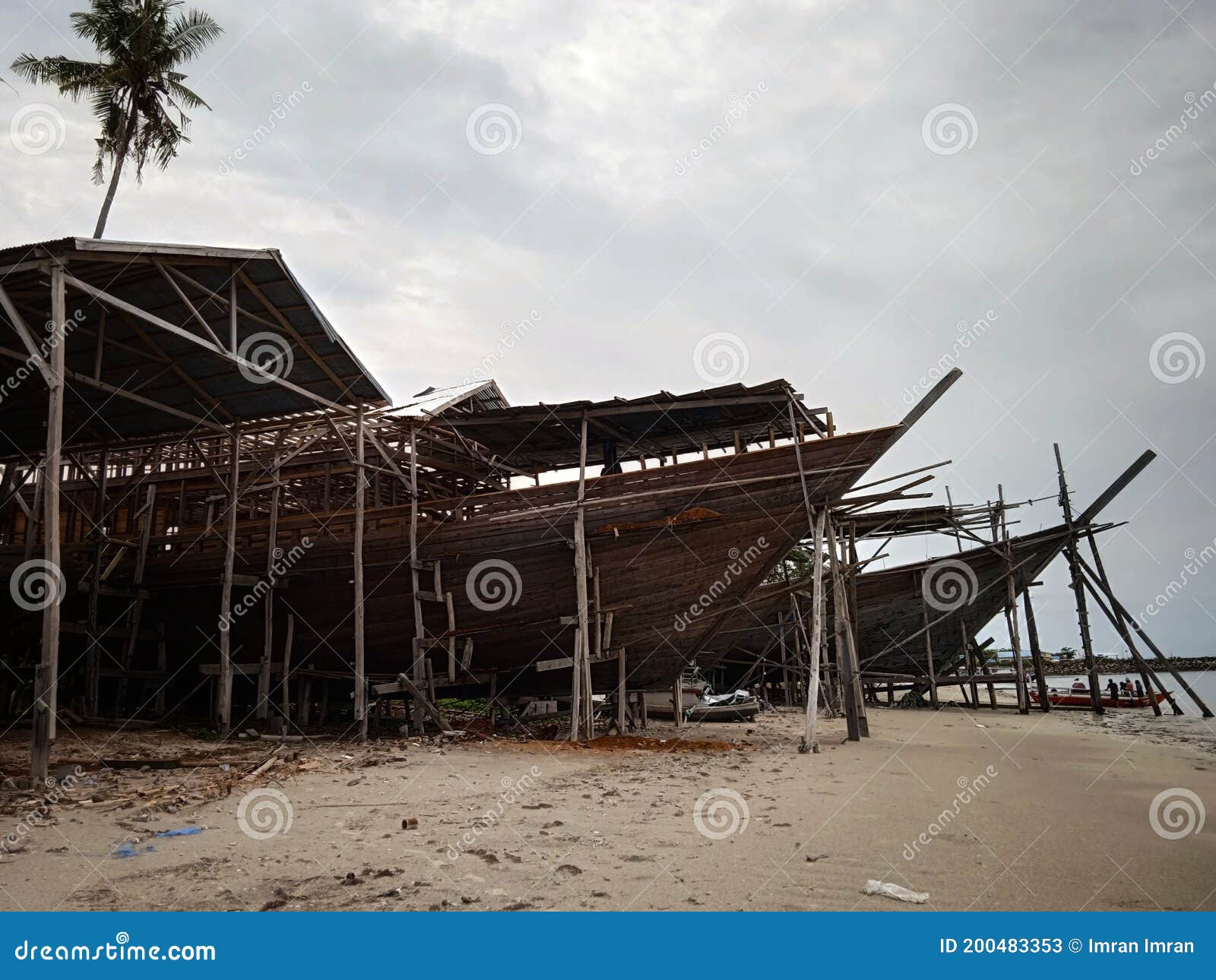 Several Numbers of Pinisi Ships are in the Process of Assembling 02 ...