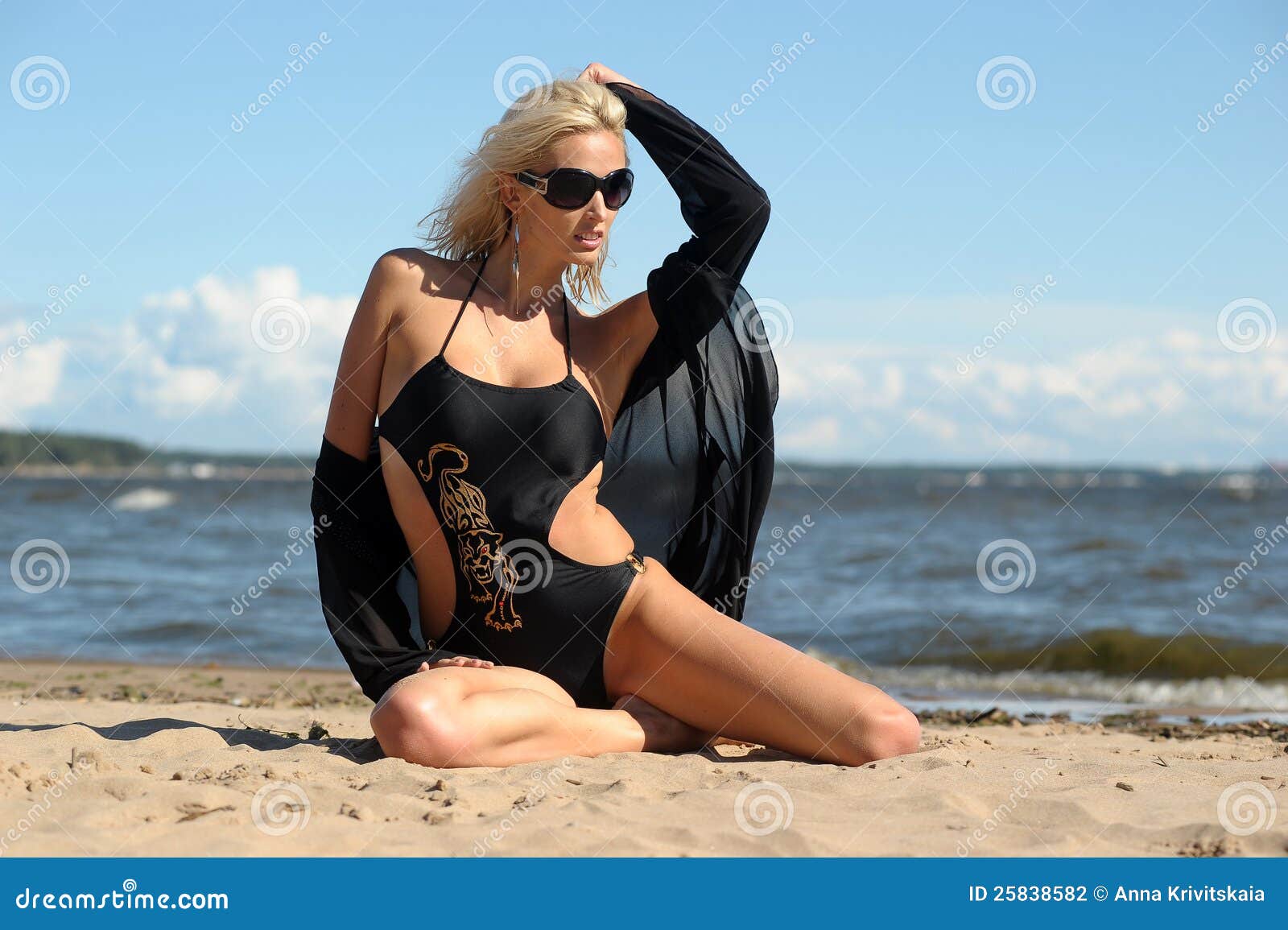Sexig Blondin I En Svart Bikini Arkivfoto Bild Av Sand Sunt 25838582