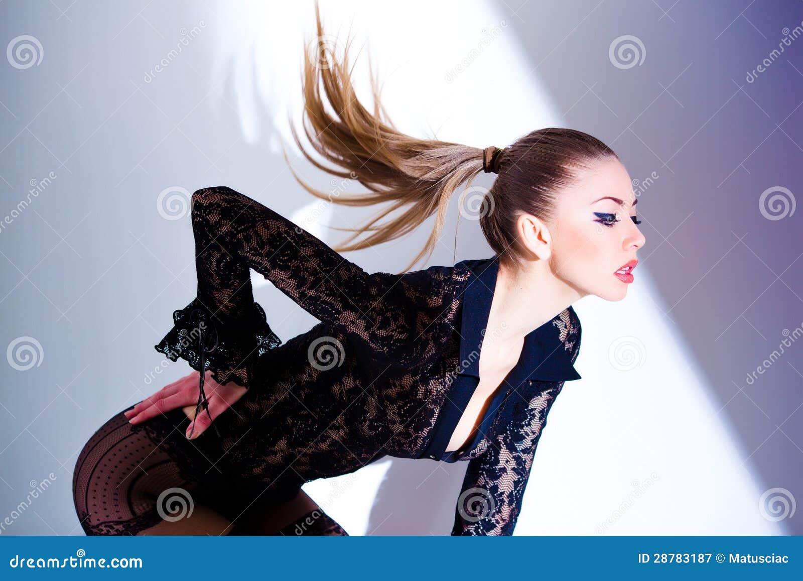 Sexy Baumuster Gekleidet In Der Spitzebluse Und In Der Eleganten