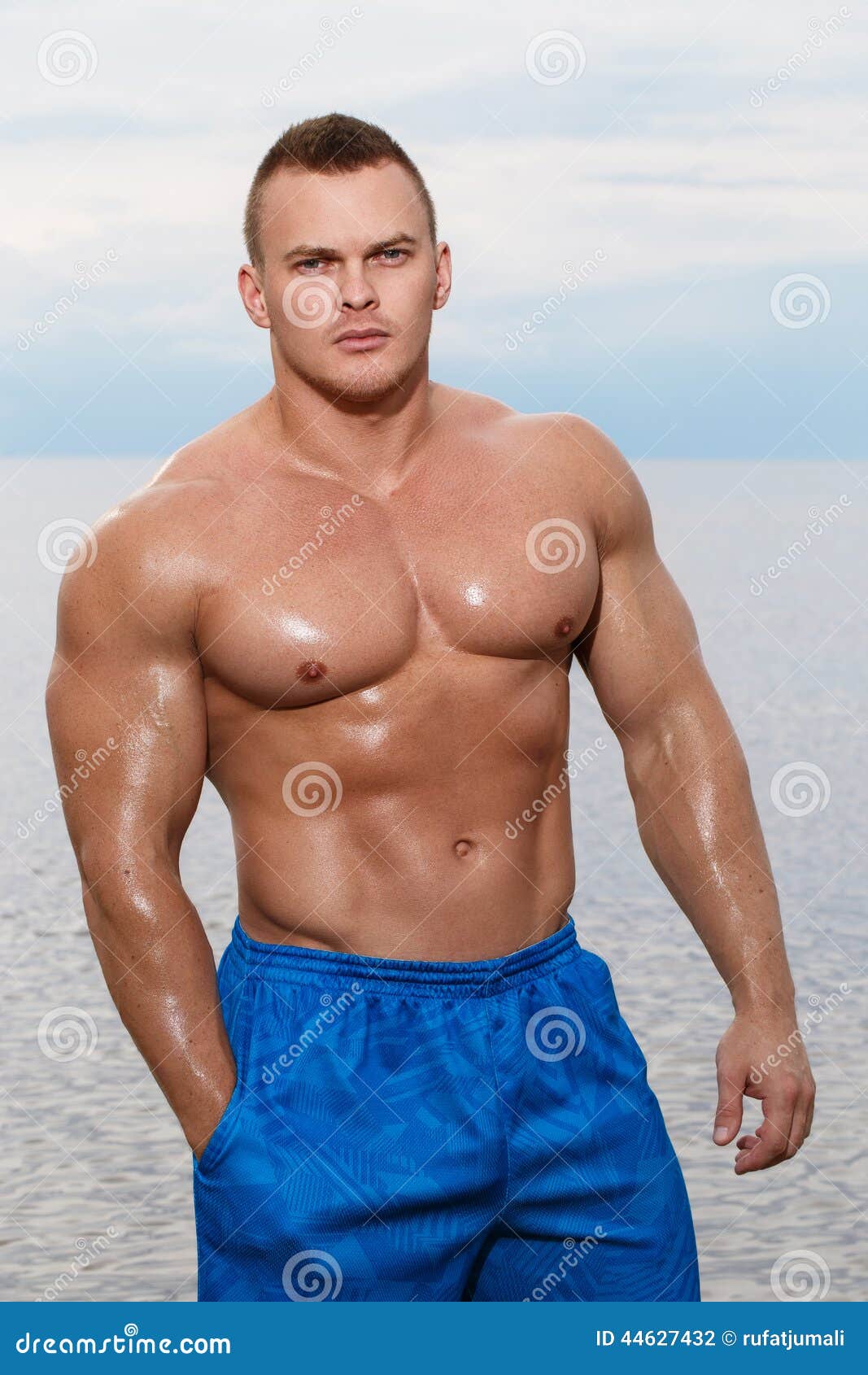 Sexy Bodybuilder Auf Dem Strand Stockfoto - Bild von hintergrund, sand ...