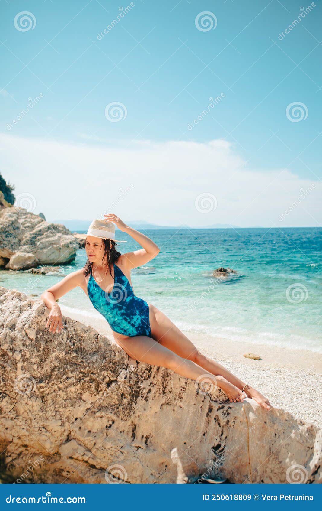 Sexy Frau In Blauem Badeanzug Die Am Strand Auf Dem Felsen Liegt