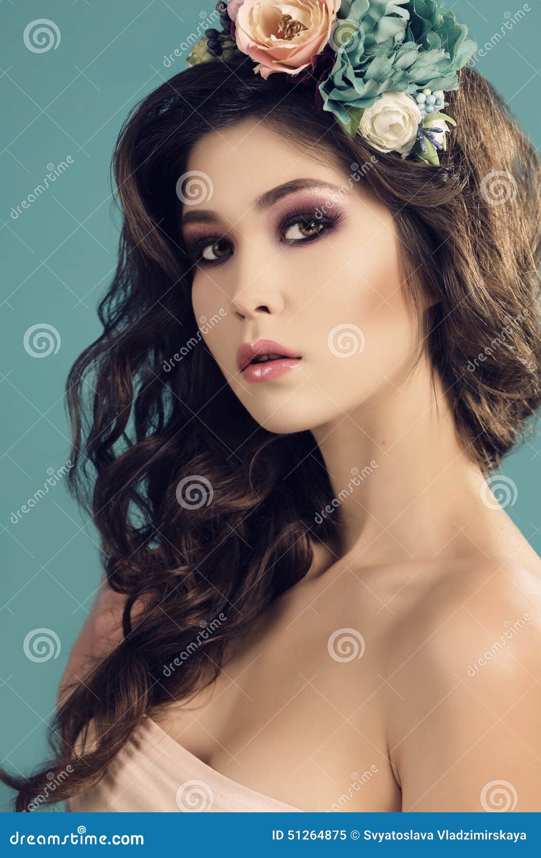 Sexy Frau Mit Dem Dunklen Haar Und Helles Make Up Mit Dem Stirnband Der
