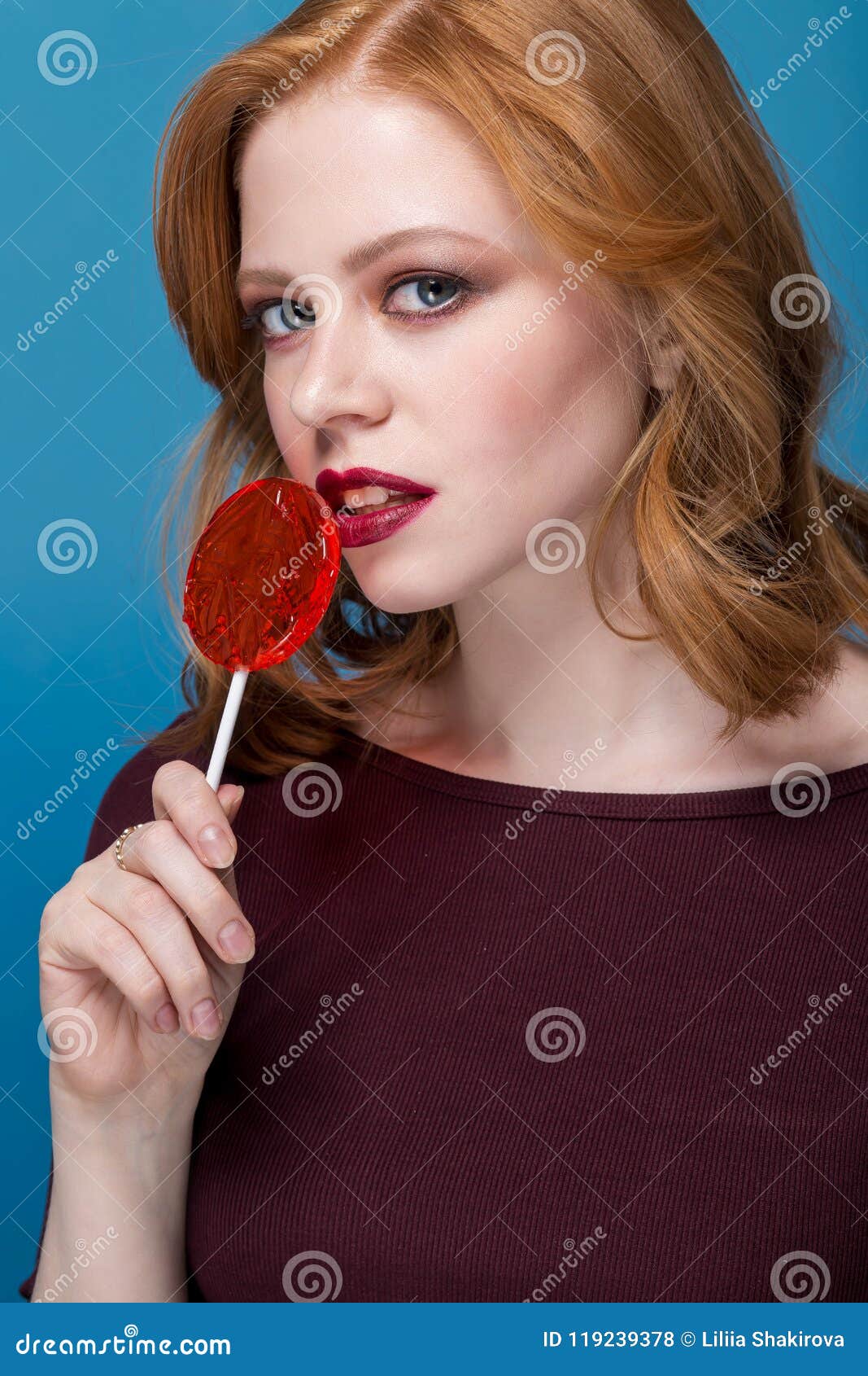 Sexy Frau Mit Den Roten Lippen, Die Lutscher Halten, Stockfoto - Bild ... Sexy Frau Mit Den Roten Lippen, Die Lutscher Halten, Stockfoto - Bild ...