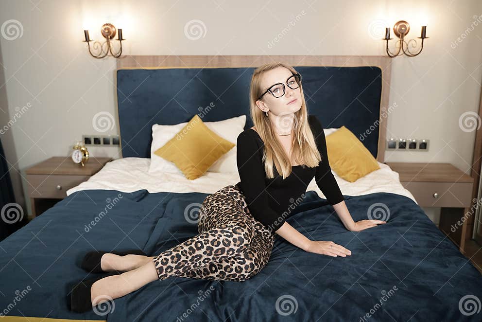 Hot Secretary Adult Girl In Evening Leopard Print Pants Waiting For
