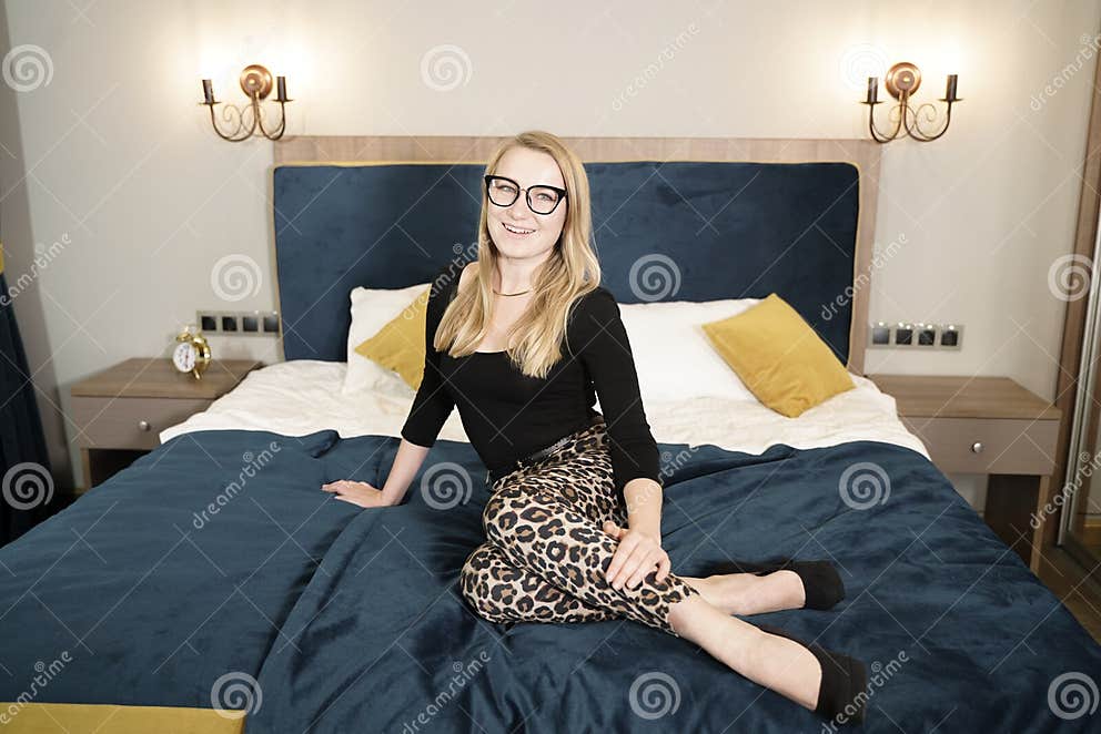 Hot Secretary Adult Girl In Evening Leopard Print Pants Waiting For