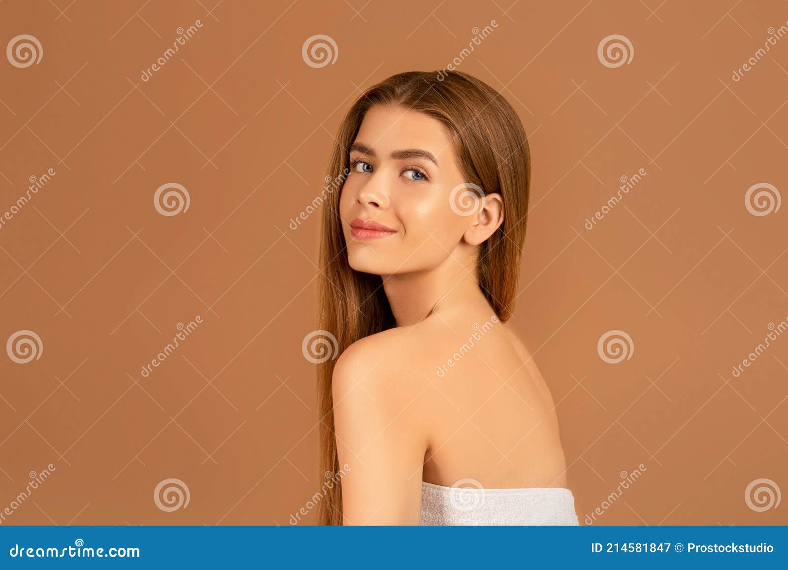Sexy Jeune Femme Aux Longs Cheveux Raides Maquillage Naturel Et Peau