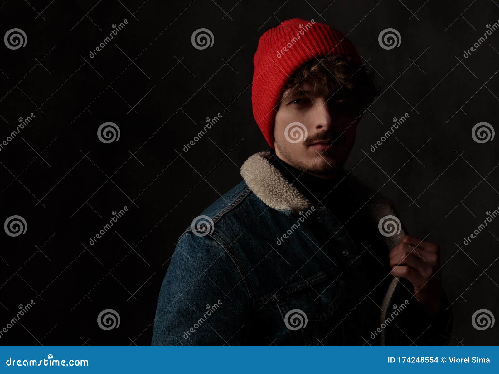 Sexy Joven Con Sombrero Rojo Y Ajuste Chaqueta De Denim Foto De Archivo