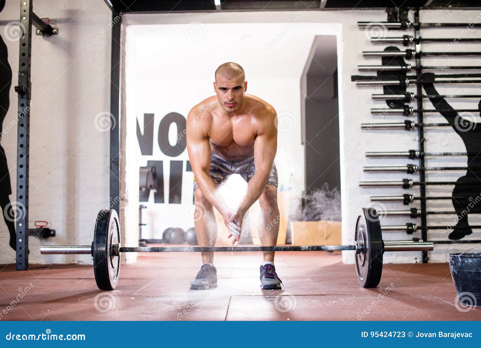 Sexy Mann Trainiert Mit Gewichten Stockbild - Bild von kasten, gesund ...