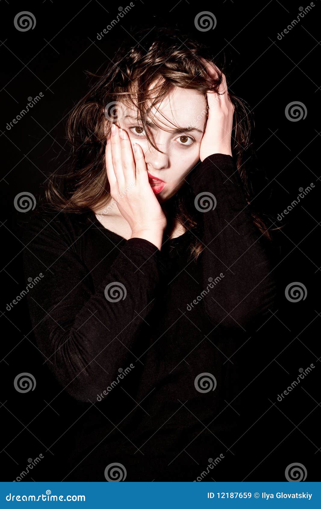 Sexy meisje met nat haar stock afbeelding. Image of schouders - 12187659