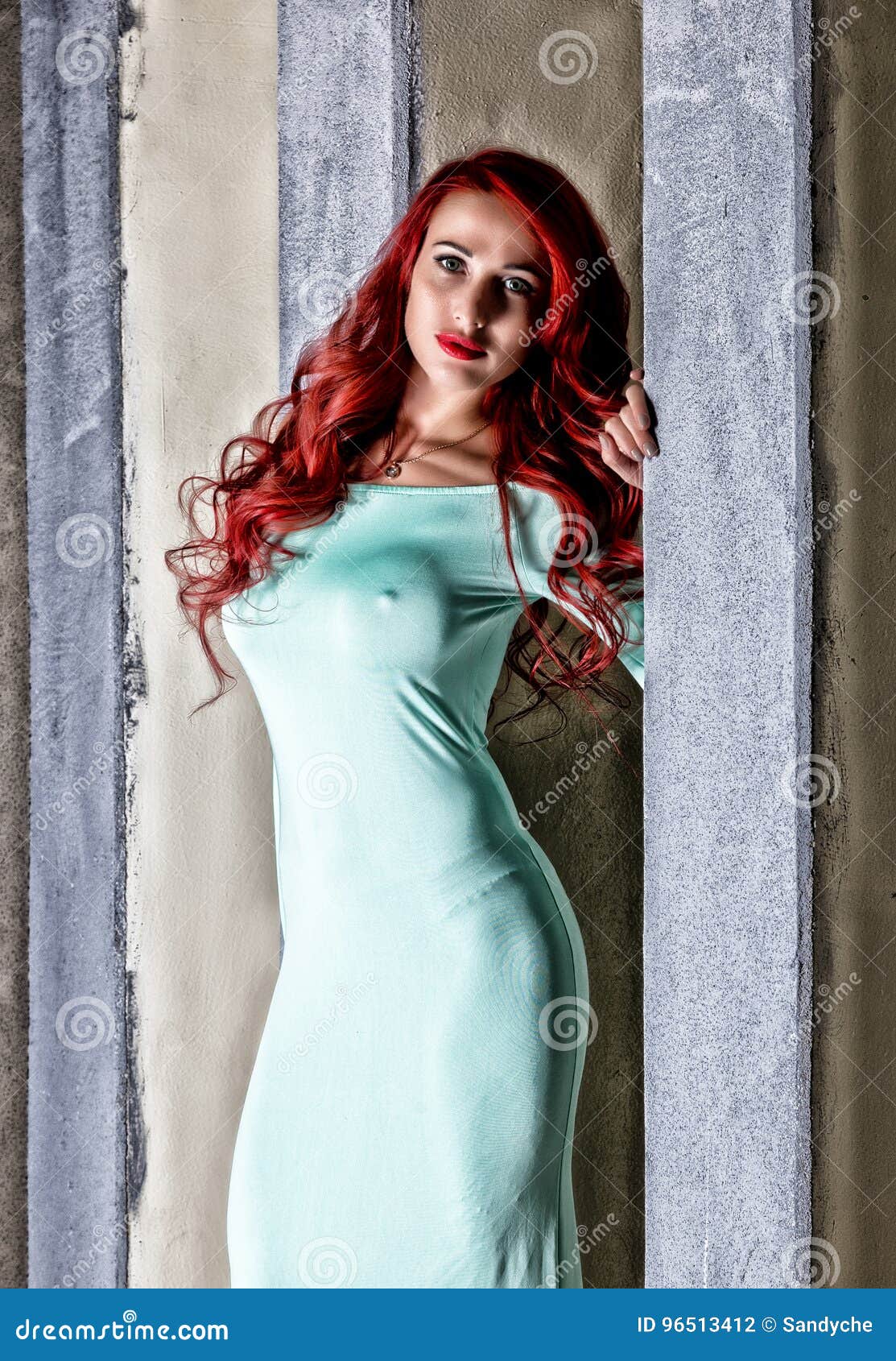 Sexy Mooie Roodharige Jonge Vrouw Met Grote Domoren In Een Turkooise