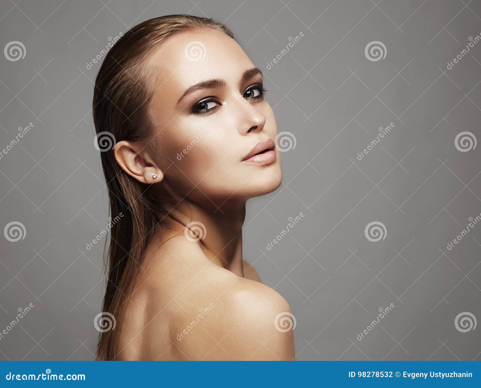 Sexy Mooie Vrouw Met Nat Haar Stock Foto - Image of manier, ontspan ...