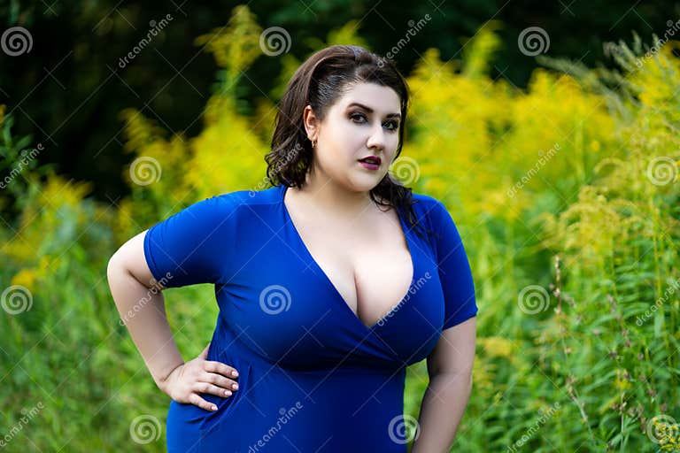 Sexy Plus Formaat Model In Blauwe Jurk Met Een Diepe Neckline In De