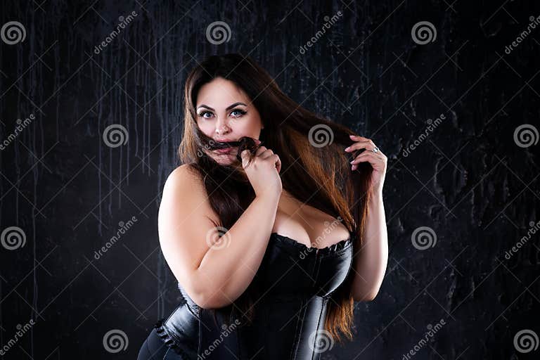 Sexy Plus Formaat Model In Zwarte Corsetvetvrouw Met Grote Natuurlijke