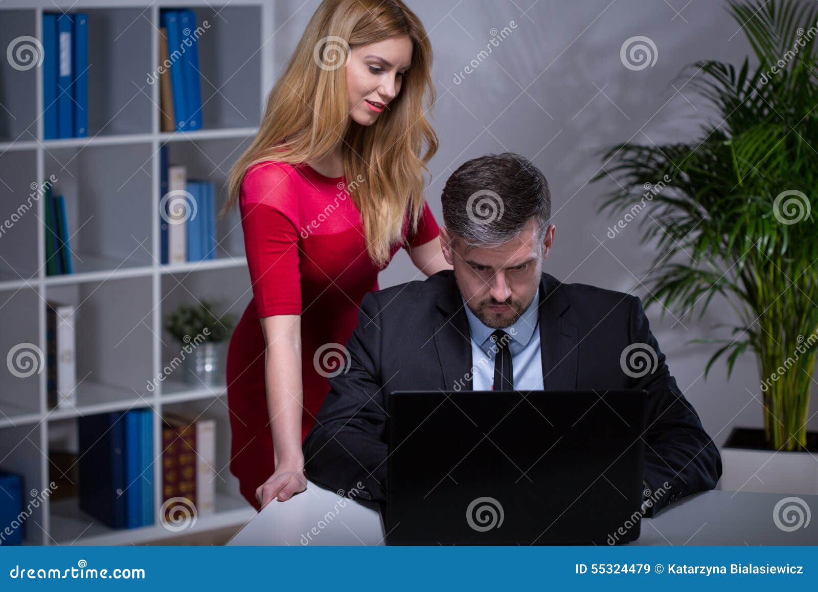 Sexy Secretaresse Die Haar Werkgever Verleiden Stock Afbeelding Image