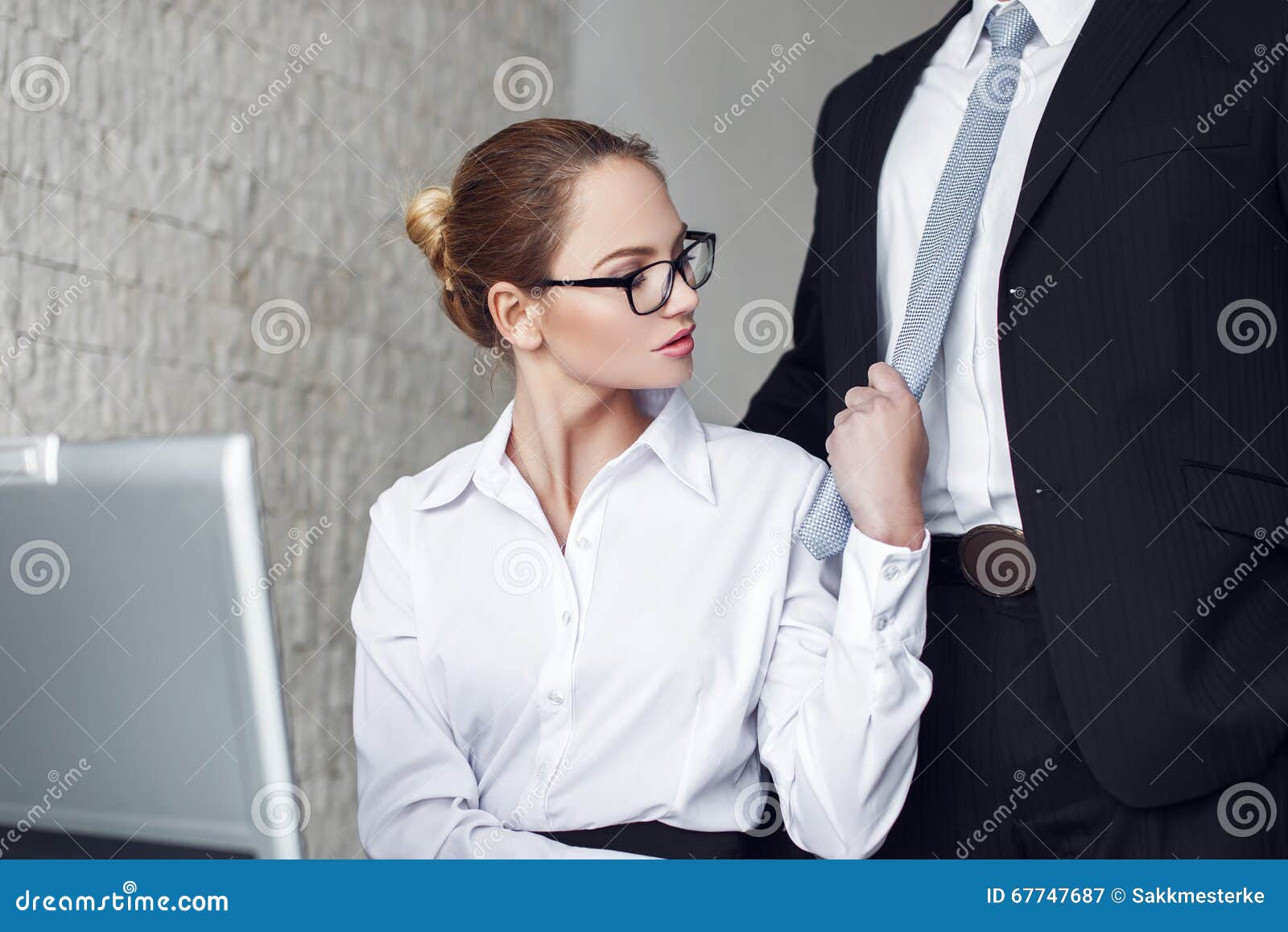 Sexy Secretaresse Die Werkgever In Bureau Ontkleden Stock Afbeelding