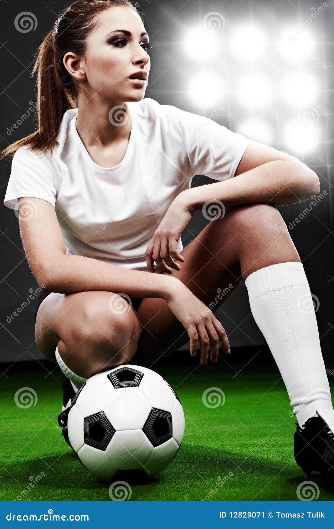 Sexy Voetballer Stock Afbeelding Image Of Gras Concurrentie 12829071