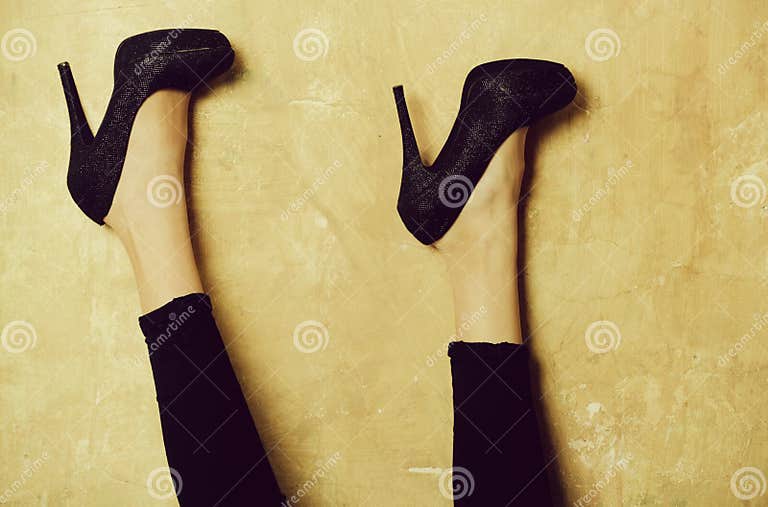 Sexy Weibliche Beine In Den Eleganten Schwarzen Schuhen Auf Hohen Absätzen Stockfoto Bild Von