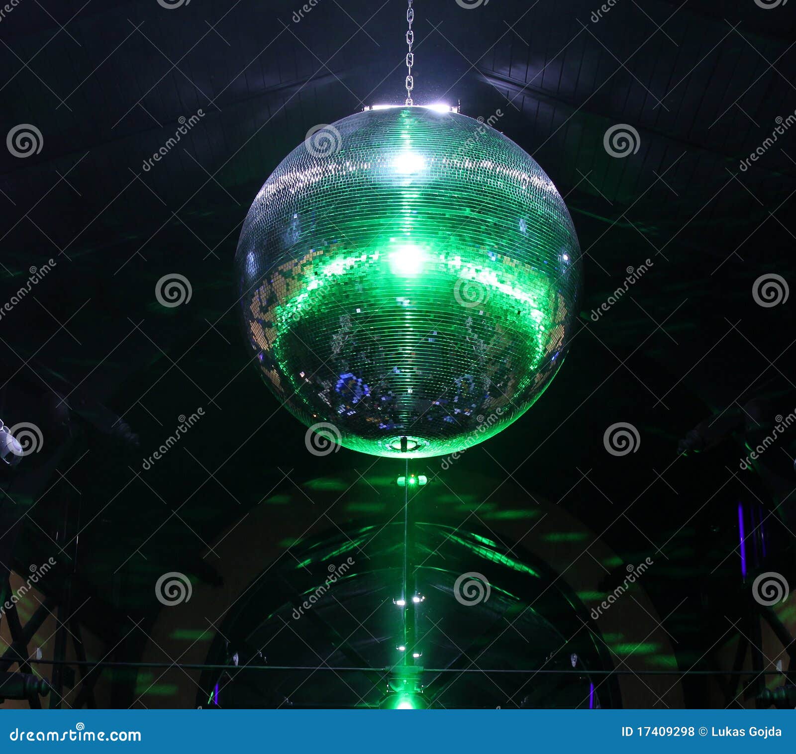 Sfera della discoteca fotografia stock. Immagine di luminoso - 17409298