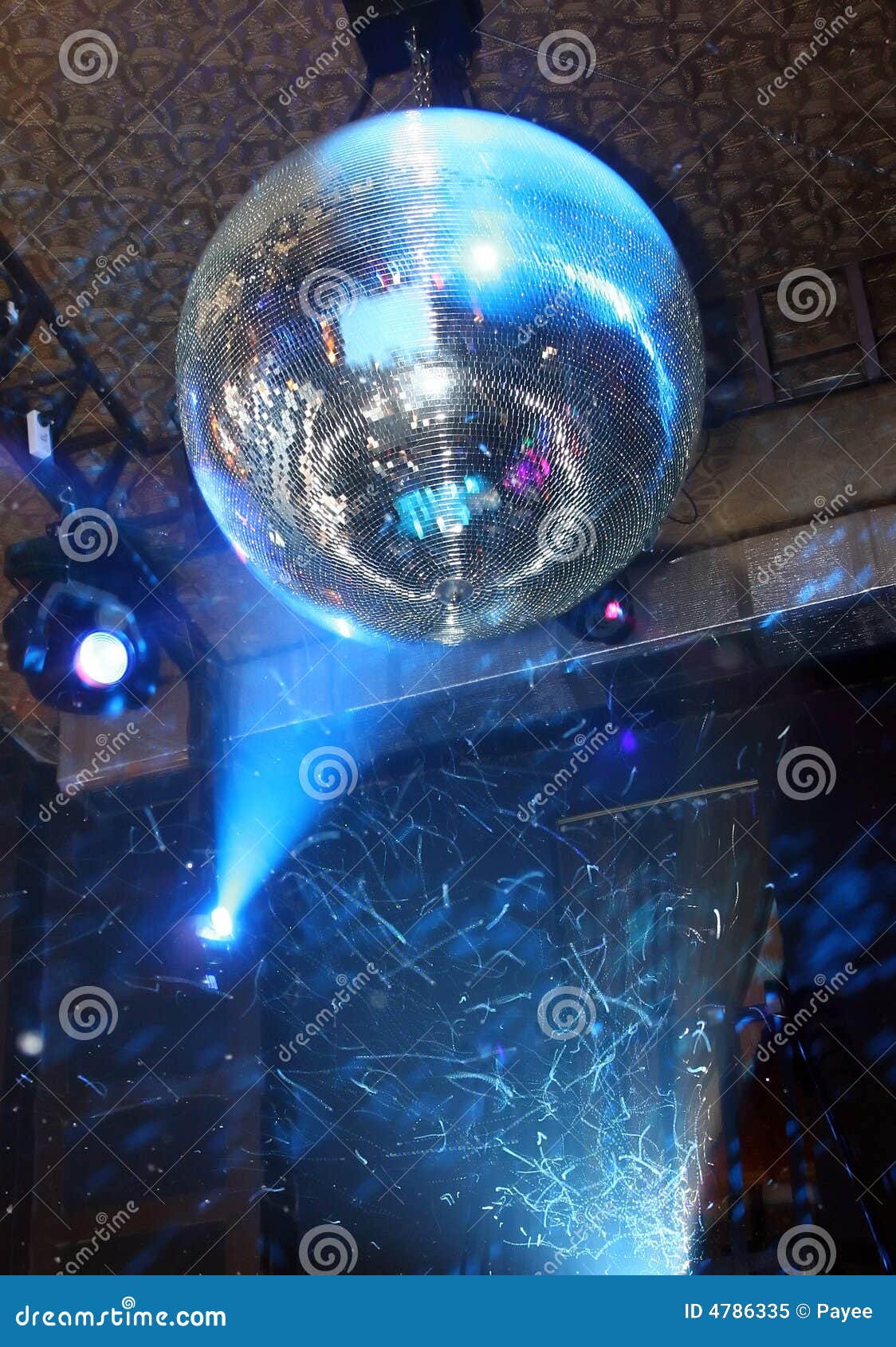 Sfera della discoteca immagine stock. Immagine di luci - 4786335