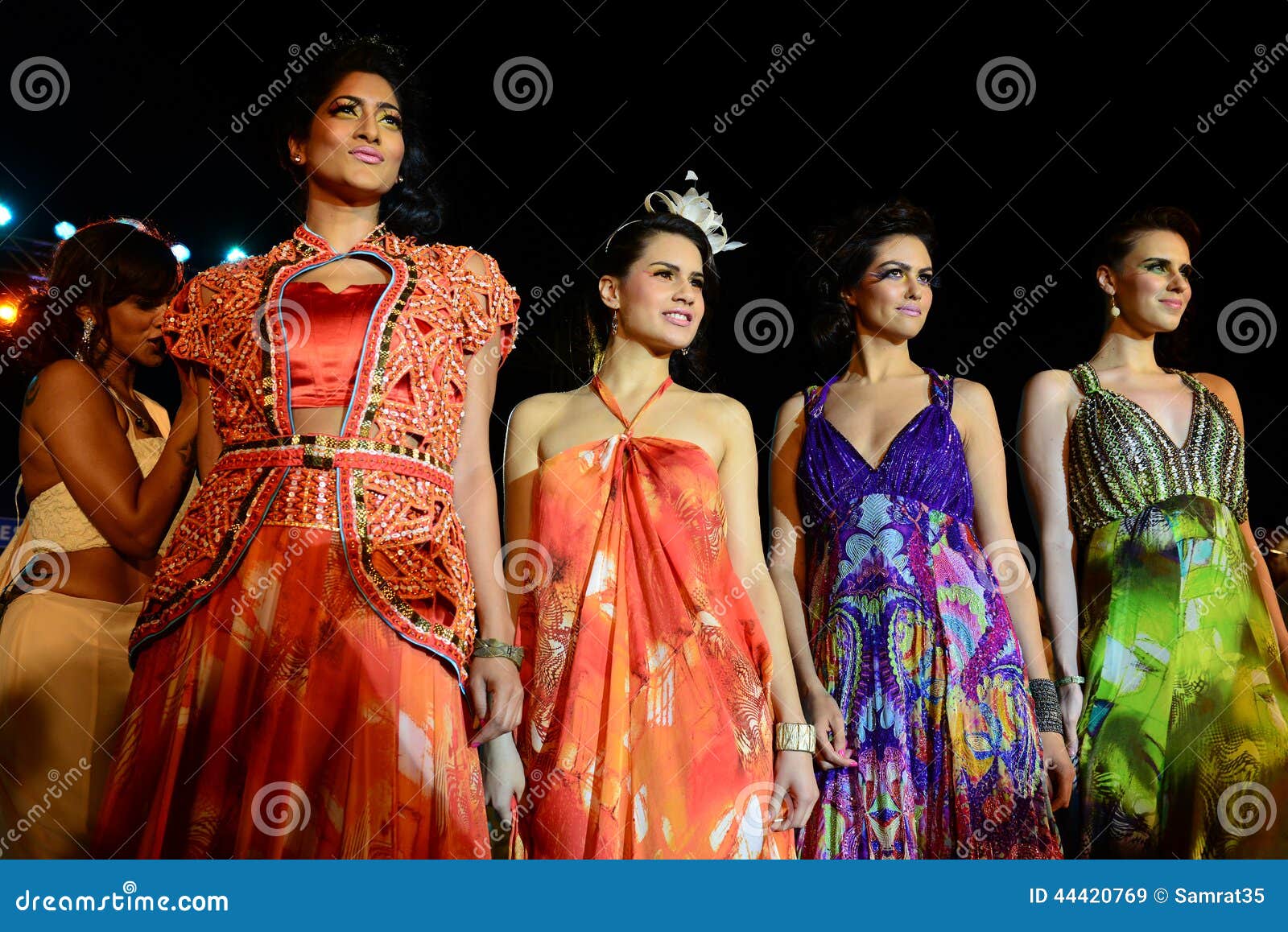 Sfilata di moda immagine stock editoriale. Immagine di intrattenimento ...