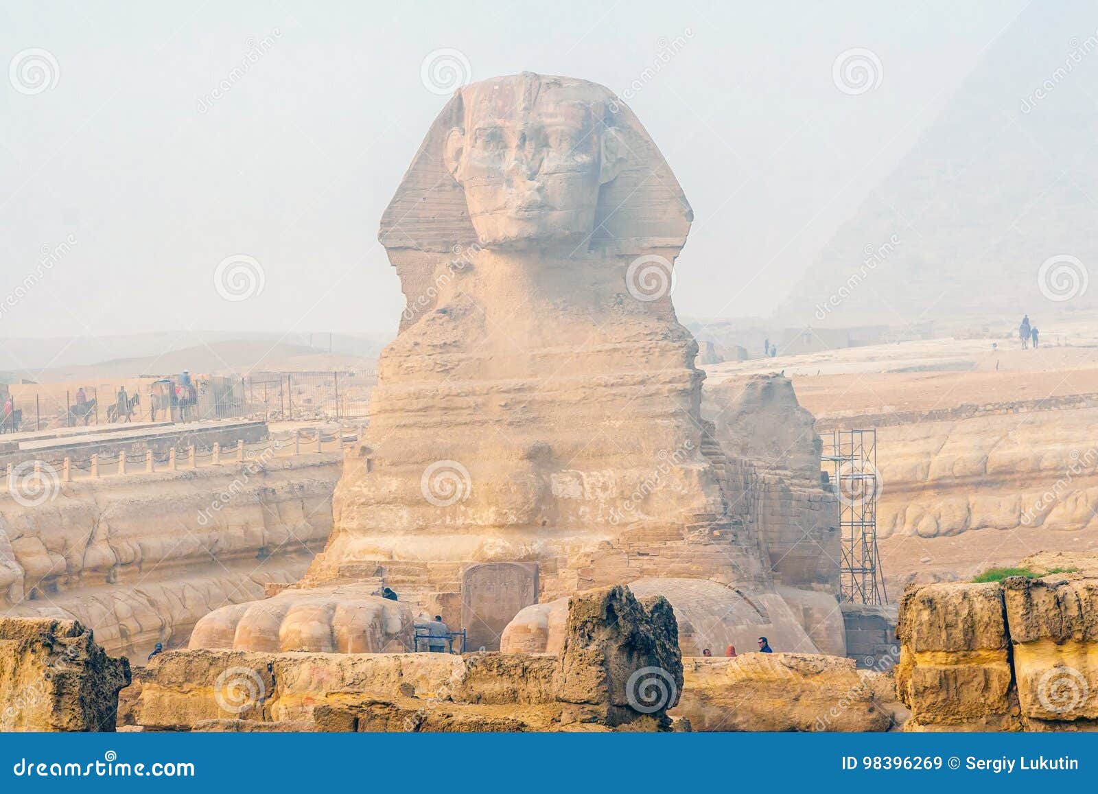 Sfinge Famosa E Le Grandi Piramidi Immagine Stock Editoriale - Immagine ...